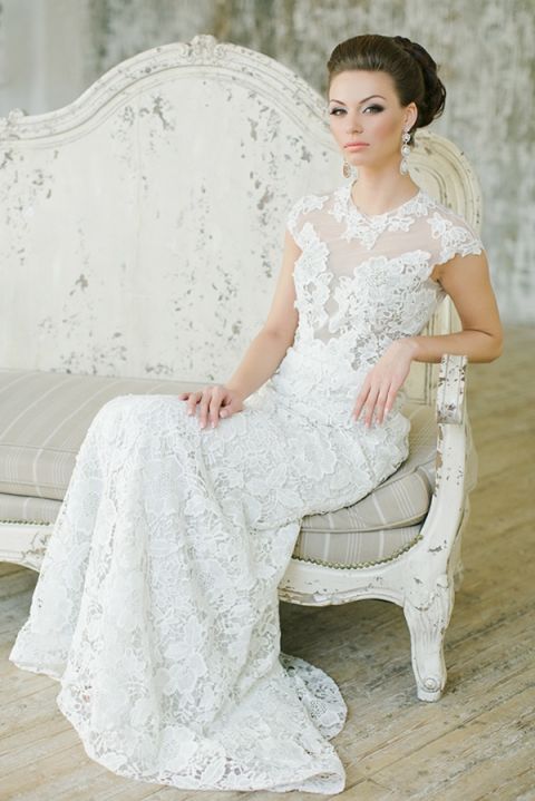 Exquisite Bridal Styling for a Modern Glam Wedding Day - Hey Wedding Lady