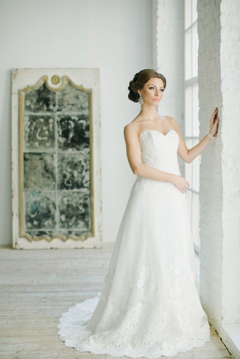 Exquisite Bridal Styling for a Modern Glam Wedding Day - Hey Wedding Lady