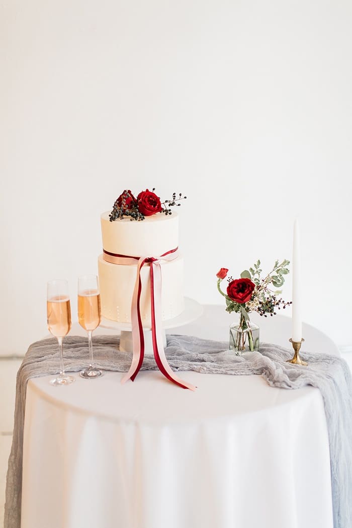 Modern Minimalist Wedding in Dramatic Colors - Hey Wedding Lady