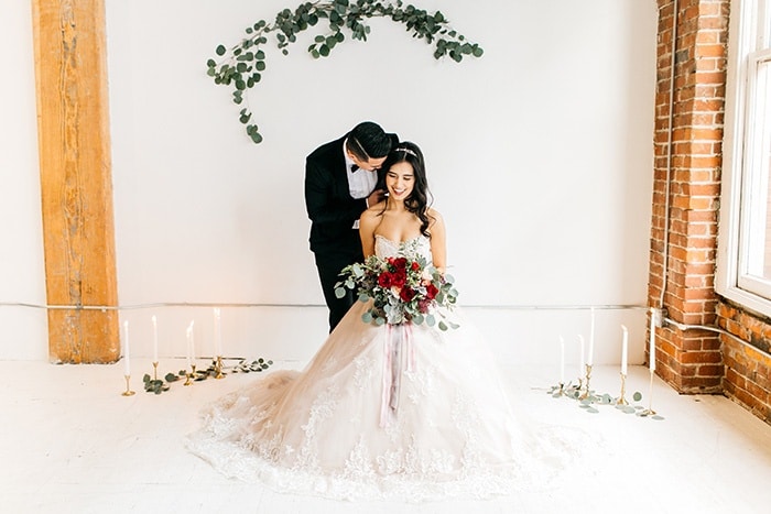 Modern Minimalist Wedding in Dramatic Colors - Hey Wedding Lady