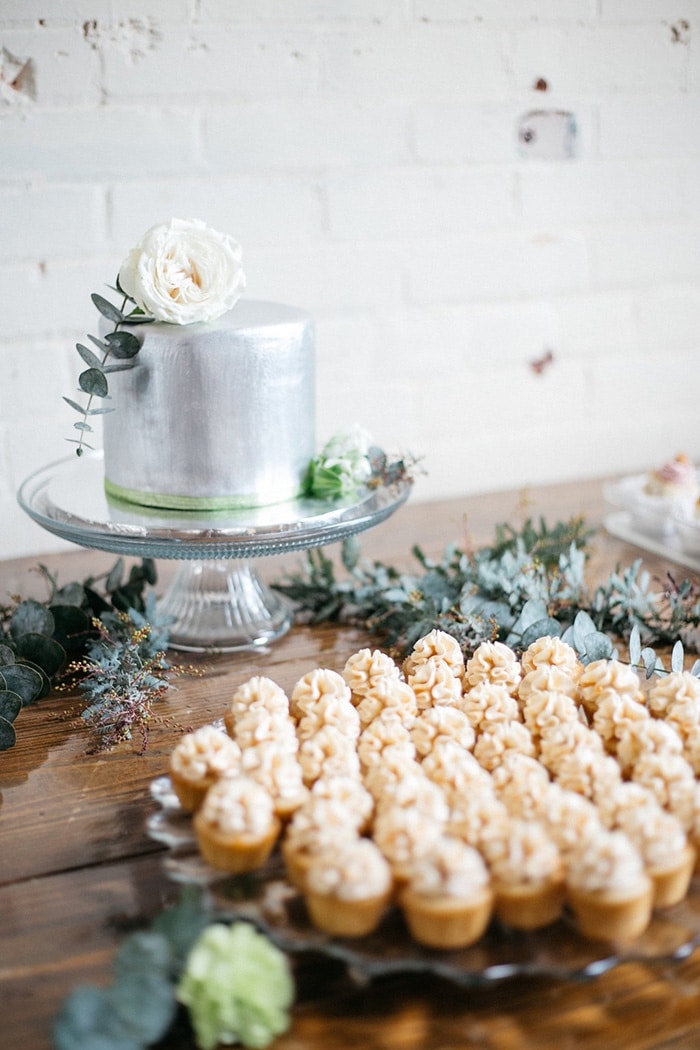 Simplicity Chic Wedding with Organic Florals - Hey Wedding Lady