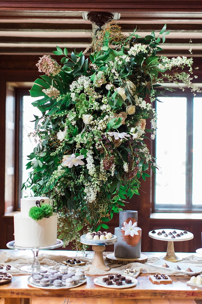 Modern Greenery Decor for an Organic Wedding - Hey Wedding Lady