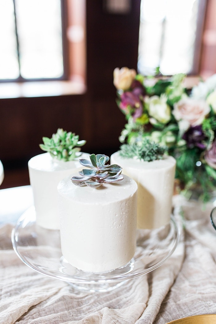 Modern Greenery Decor for an Organic Wedding - Hey Wedding Lady