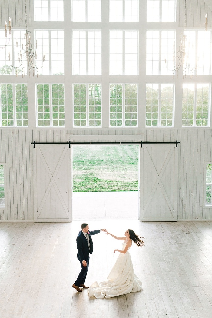 Colorful Chic Barn Wedding in Texas - Hey Wedding Lady
