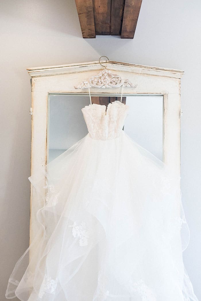 Barn Chic Romance for a Midwestern Wedding - Hey Wedding Lady