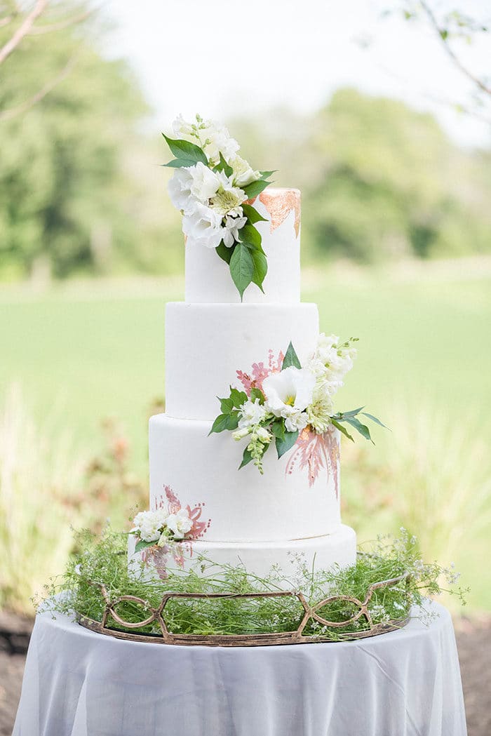 Barn Chic Romance for a Midwestern Wedding - Hey Wedding Lady