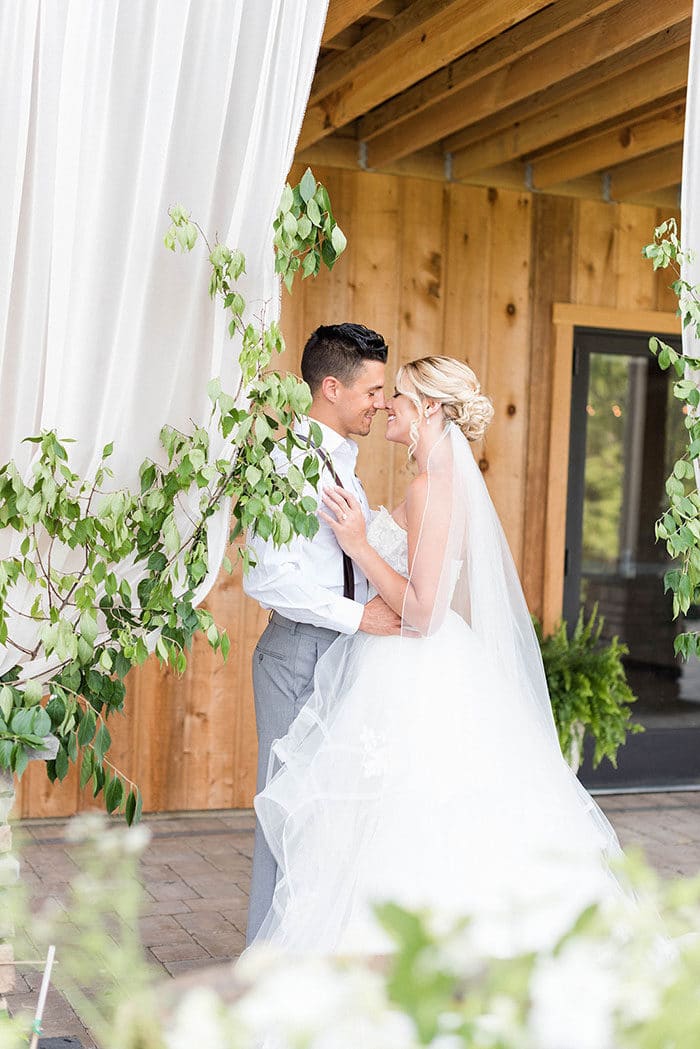 Barn Chic Romance for a Midwestern Wedding - Hey Wedding Lady